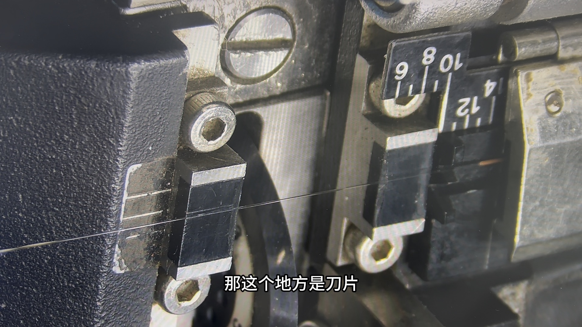 显微镜下观看光纤熔接