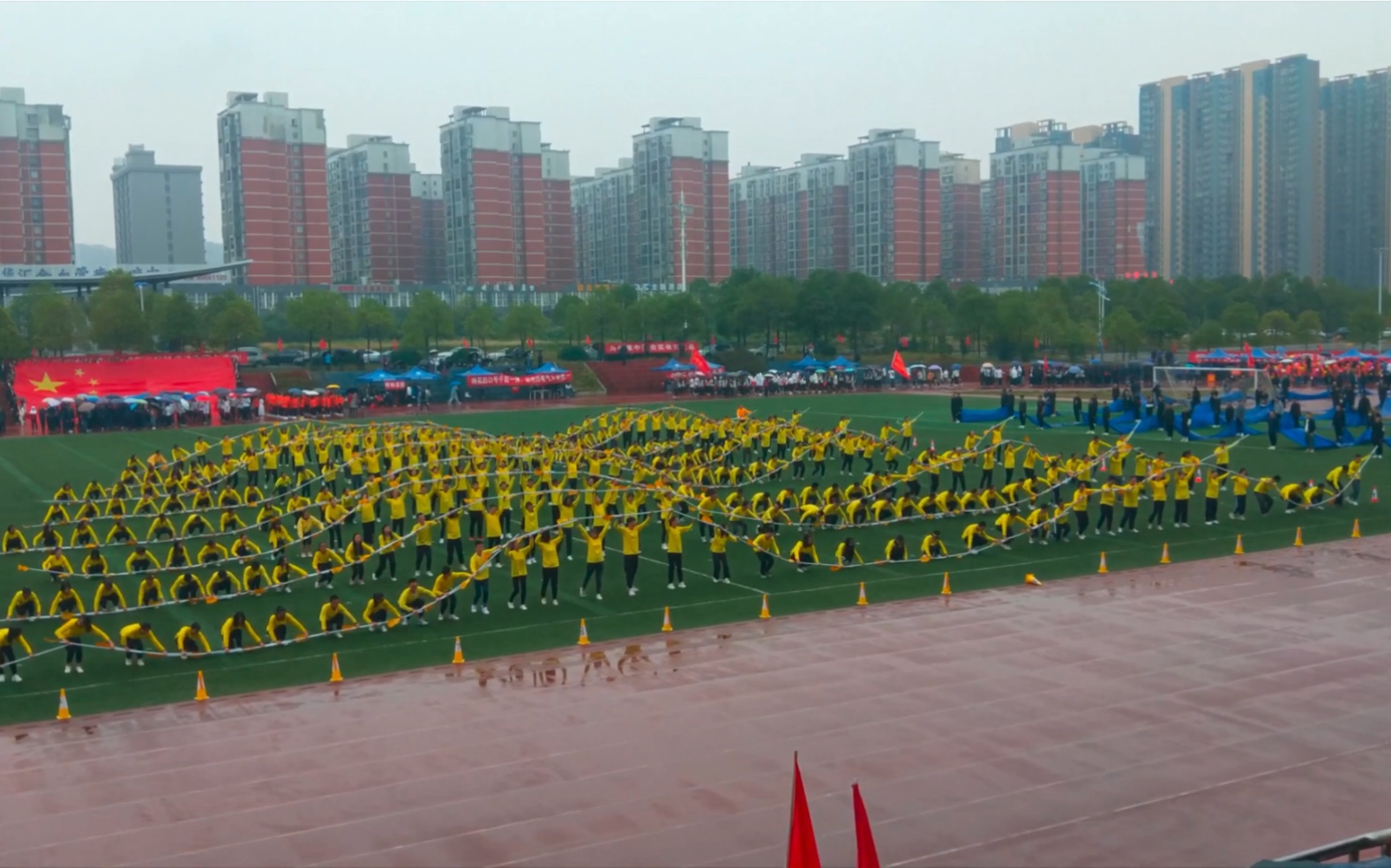 ...这场面你见过马?长沙理工大学运动会开幕式团体操表演带你看起来!