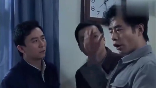 大潮如歌:老总要举办活动,缺美女来宣传,看上公司女会计