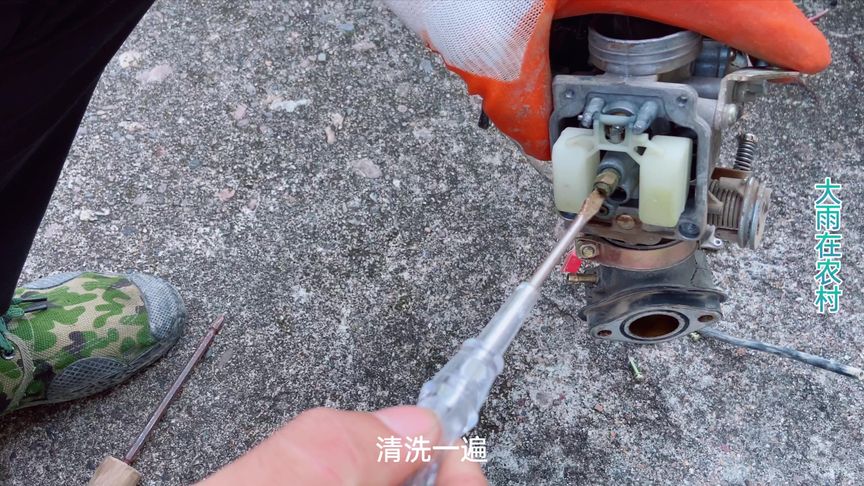 摩托车化油器怎么清洗你知道吗?农村小哥教你:这2个地方最关键