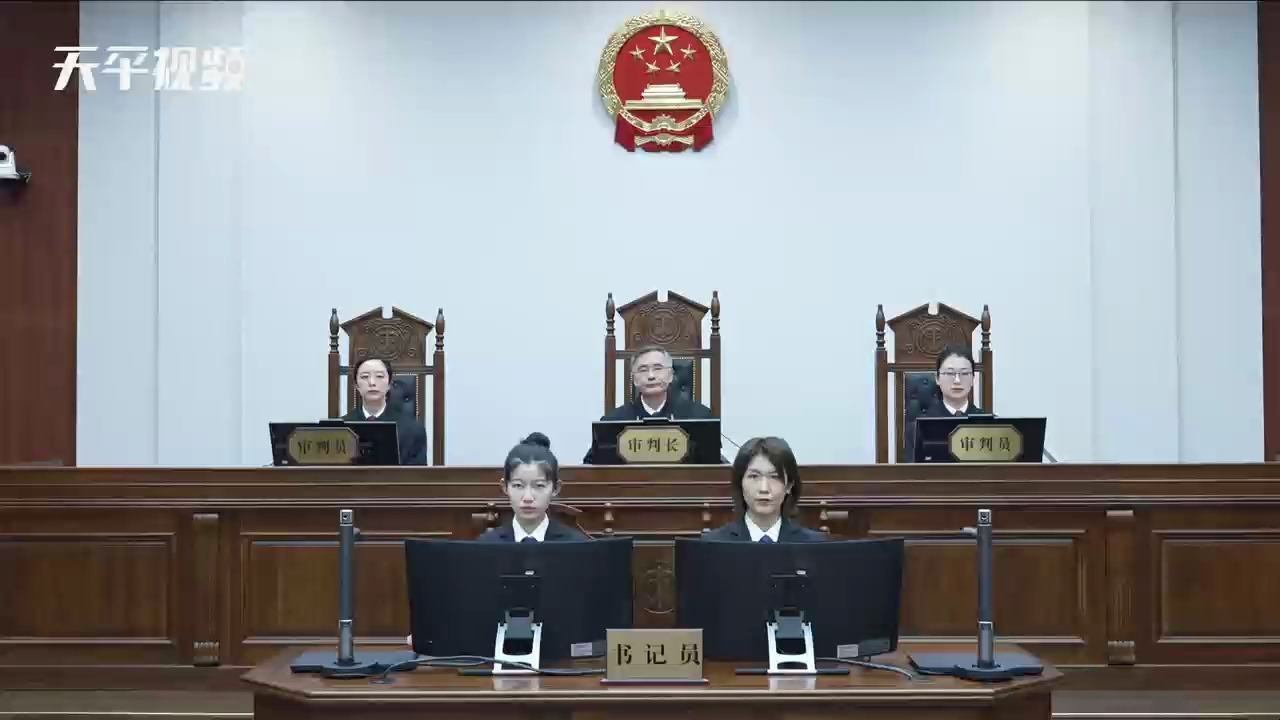 ...烟草总公司原总经理凌成兴受贿、国有公司人员滥用职权案一审开庭