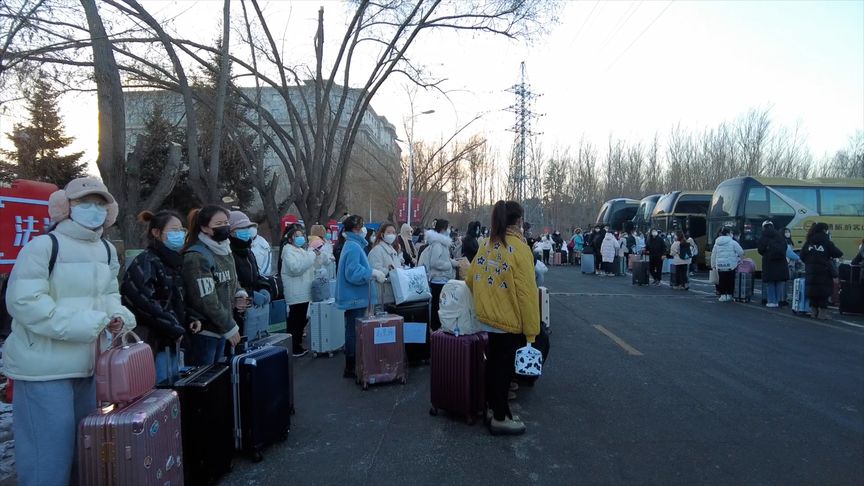 东北一高校开启69天长寒假模式组织174辆车送8036名学生安全离校