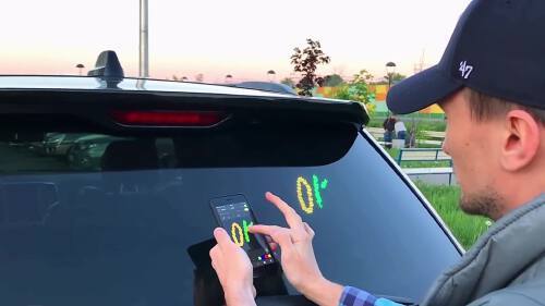 安汽车车窗上的LED显示器,实时显示手机编辑内容