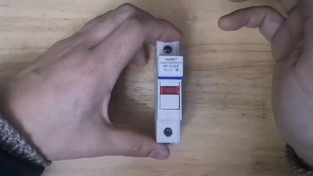 小电工教你重新认识常用熔断器。RT18-32熔断器内部拆解!