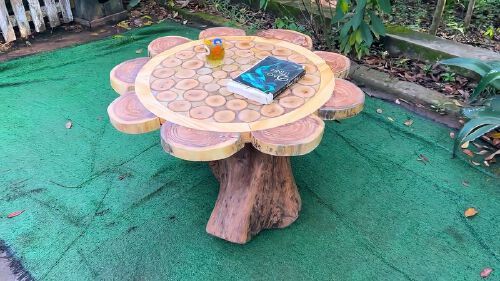 零成本惊艳改造!小伙用废木头手作绝美圆木桌,网友直呼太有才