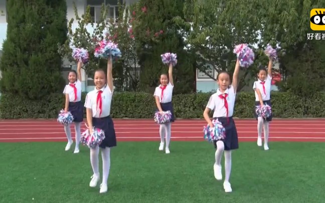 小学女生们在操场上示范“啦啦操”