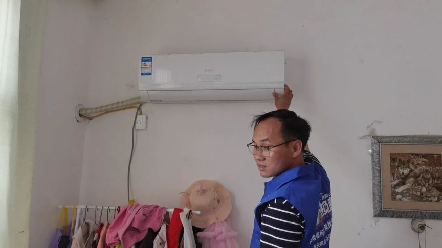 空调马上要到使用旺季,使用前一定要清洗过滤网,清洗后更省电。