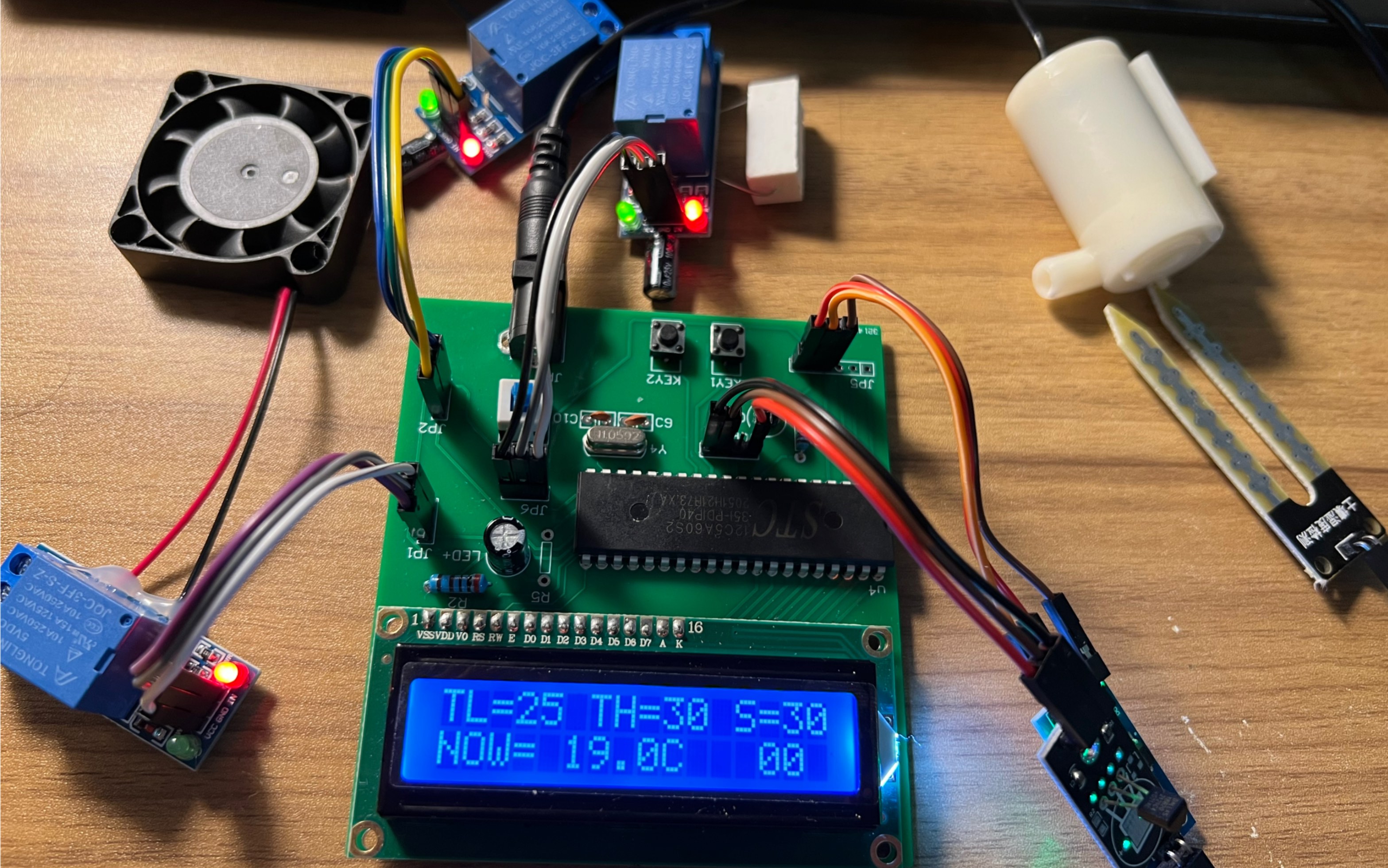 46-基于51单片机智能苗圃温室大棚自动恒温抽水系统(程序+原理图+...