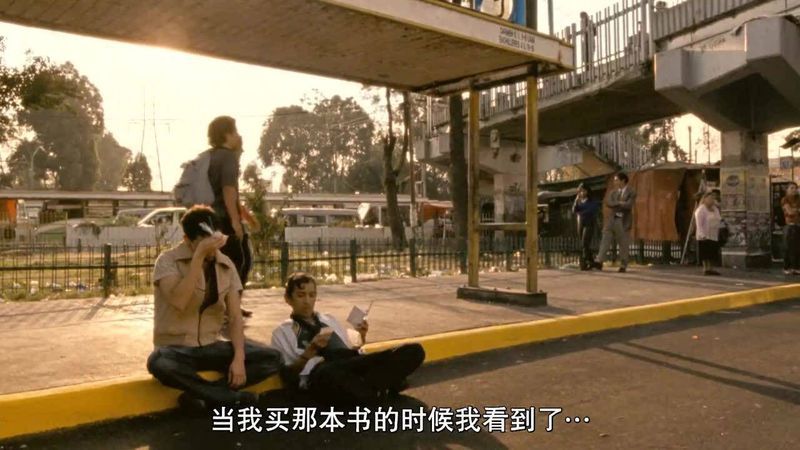 ...便找到了一份在混乱的大街上开迷你巴士的工作。人如其名的女儿芭...