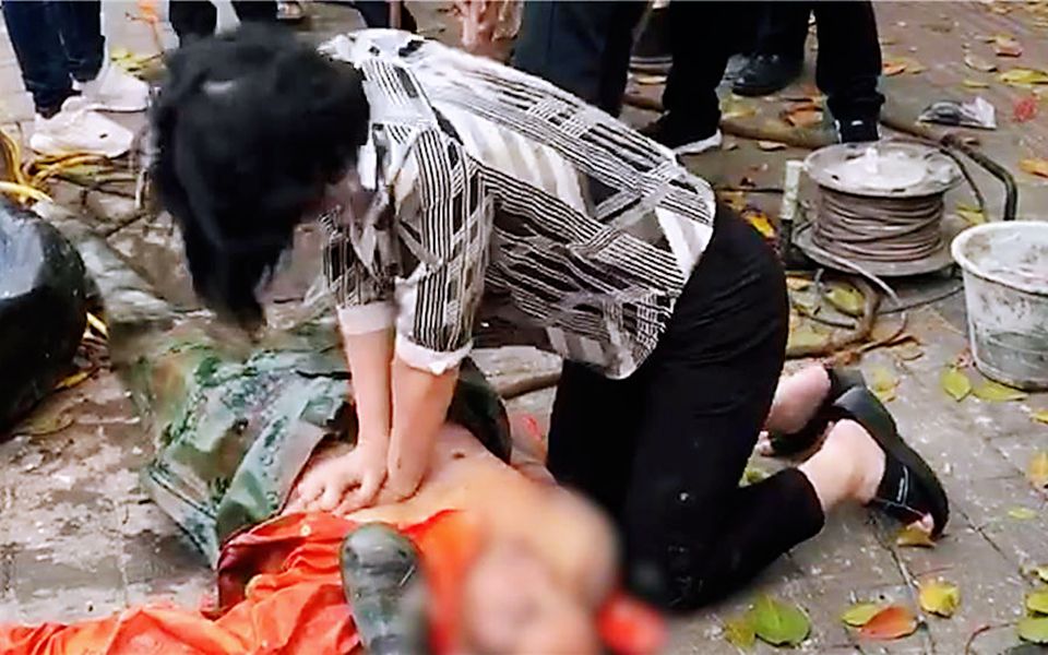 跪地连救3人的硬核女医生,日常居然是超级温柔的守护天使!