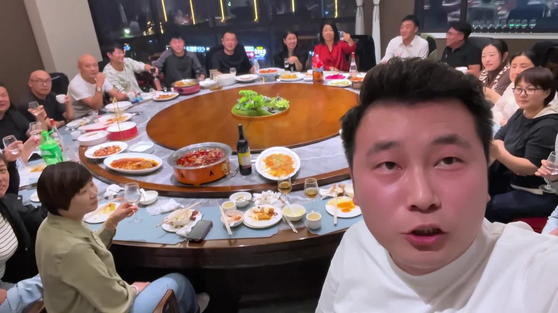 去年同样的地点,同样的一群人,房管家家人聚餐~ #房管家 #房管家客户...