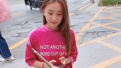 以后出门买菜还是带点现金吧,卖菜老奶奶的微信二维码,并不是他们...