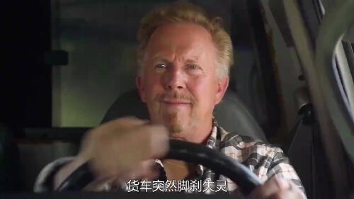 男人被卡在架子上 车上是氯气正在燃烧 该如何救援