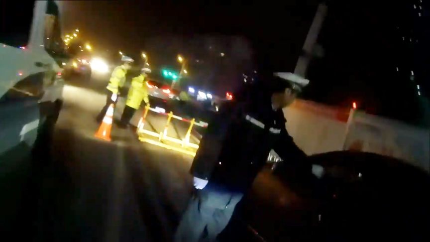 阻车器神助攻成功拦截,交警:你认为你能跑得掉吗!