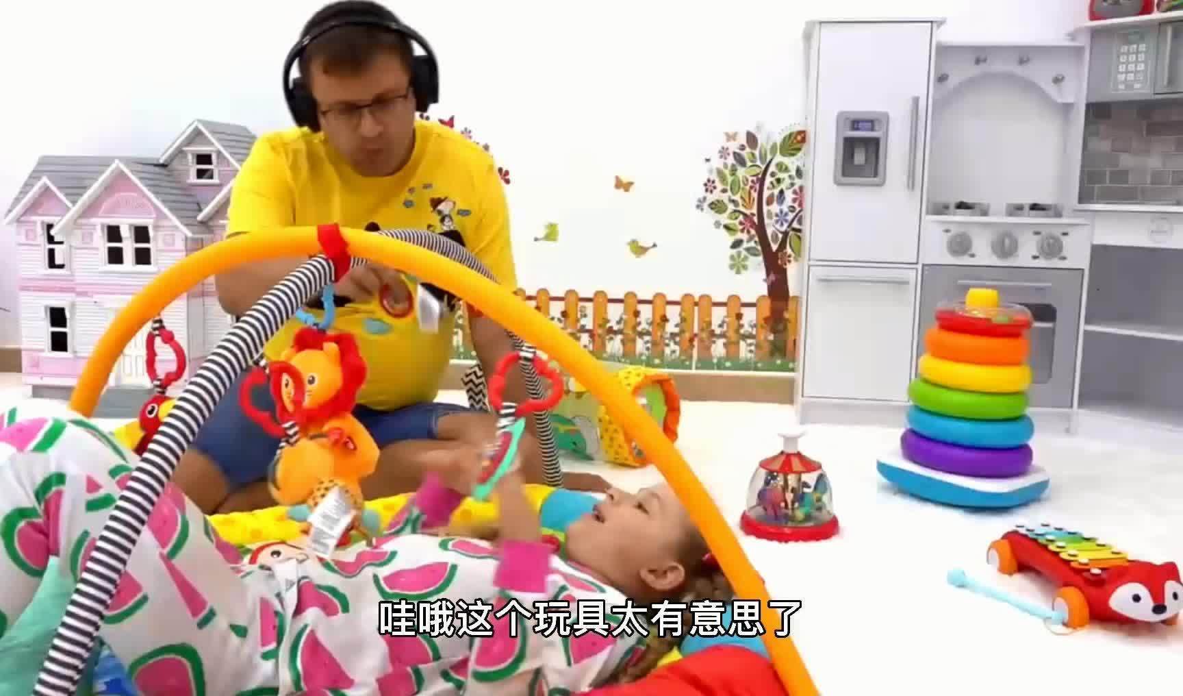 戴安娜变成了小宝宝,被爸爸照顾