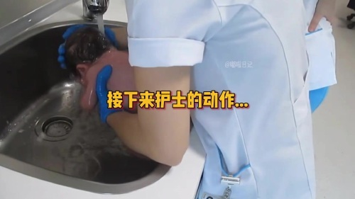 刚出生的小宝宝,被当成大萝卜,护士抱过来就直接冲,太逗了