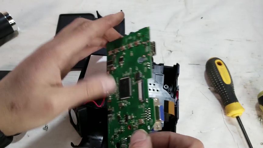一直不明白投影机是怎样投影的,拆解一看,这么多年的困扰解除了