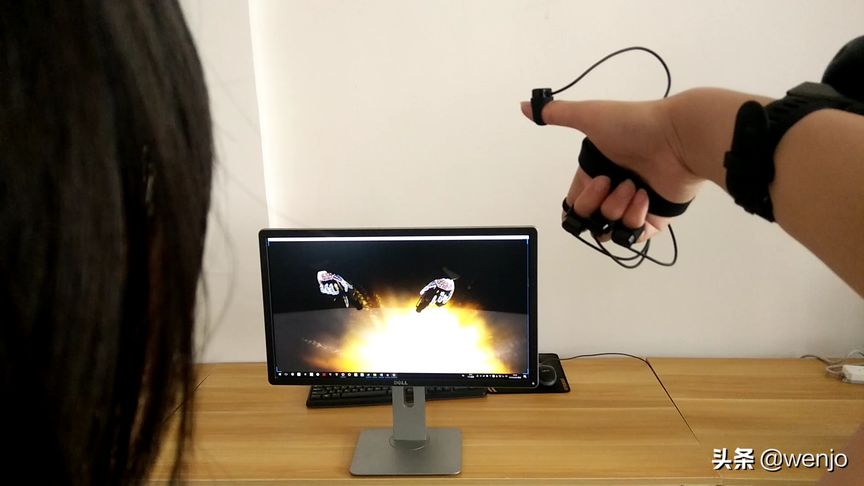 #动作捕捉# #VR虚拟现实# 超酷操作,戴手套遨游虚拟世界
