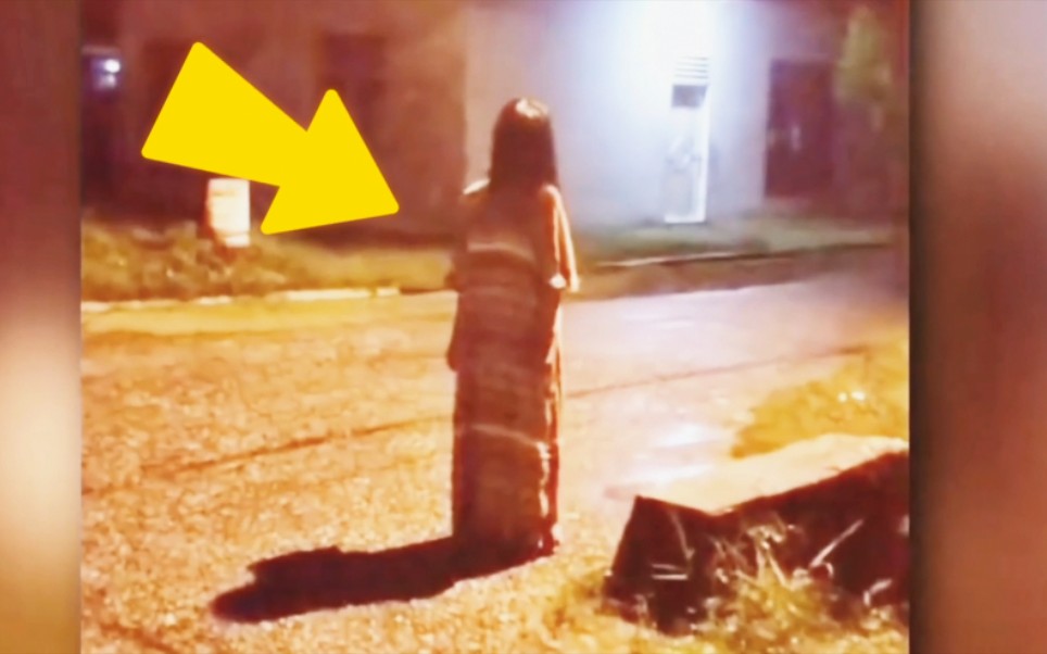 让人恐惧,男子回家时遇到恐怖女人,结果吓得屁股尿流,坟墓哭泣的女人,...