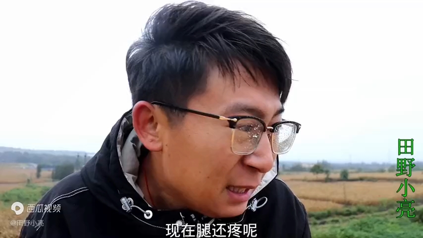 田野小亮之路边晒玉米棒,害的小亮骑车摔倒。