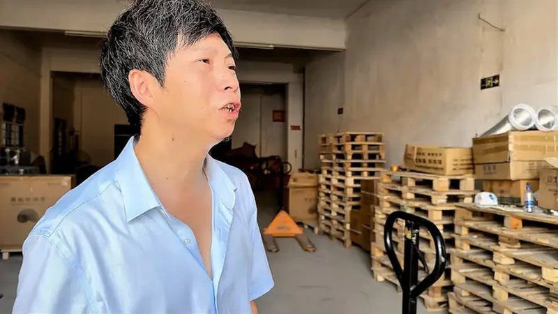 工厂8年的手动叉车坏了,员工要求买电动的,老板以旧换新补1000