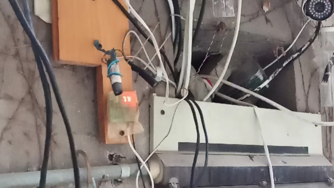 昨晚把一恒流源LED改为恒压源12V(4组串联,每1/2W灯电流60ma,为...