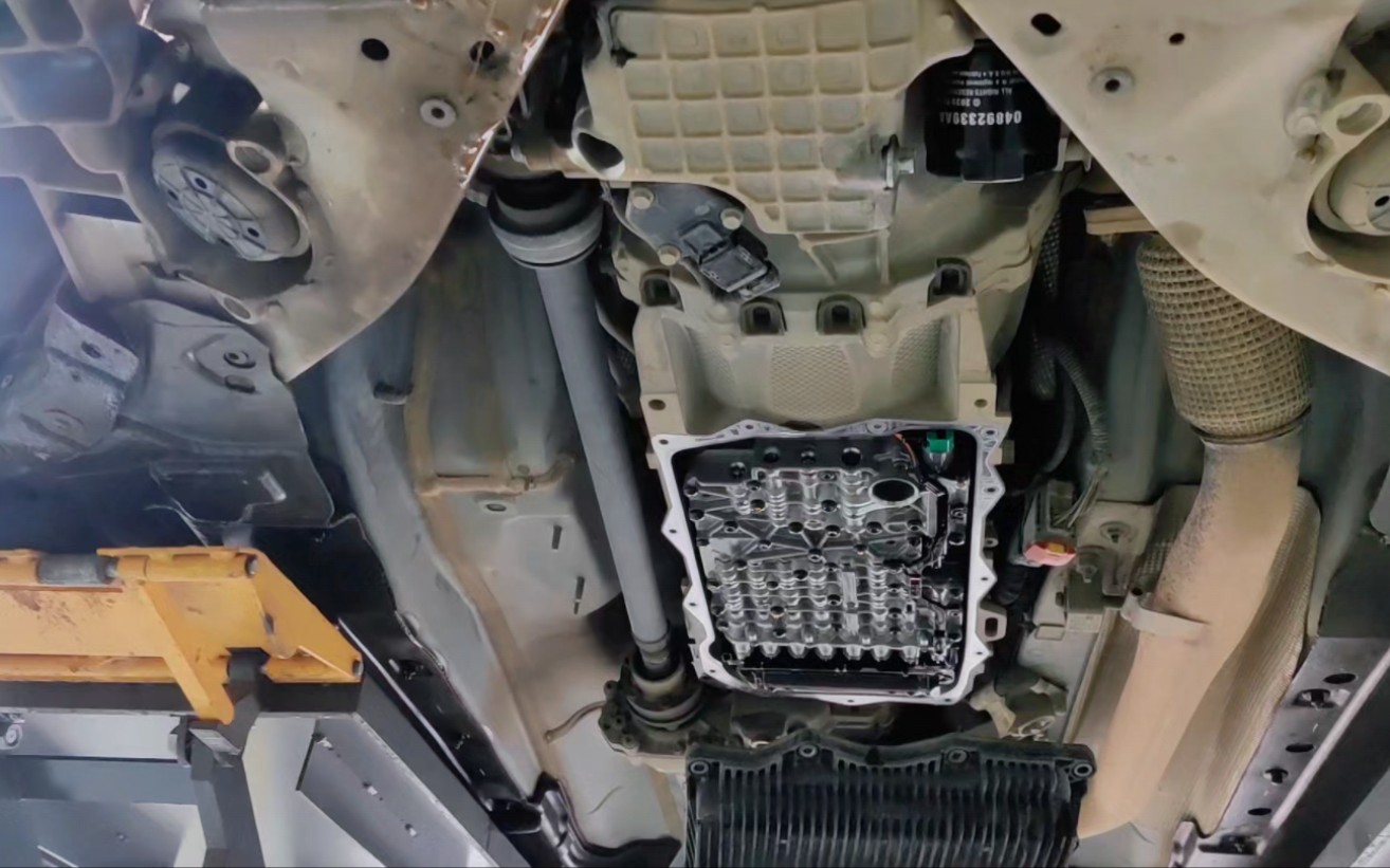 ...前差速器漏油,破裂。友情提醒:阿罗车友请及时更换前后差速器油,变...