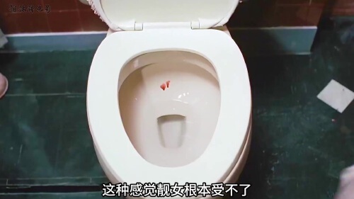 男人隐身坐在马桶上,不停调戏小姐姐