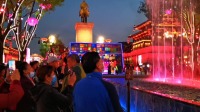 大唐不夜城有一个“喊泉”,游客围着喷泉喊叫,声音越大喷的越高