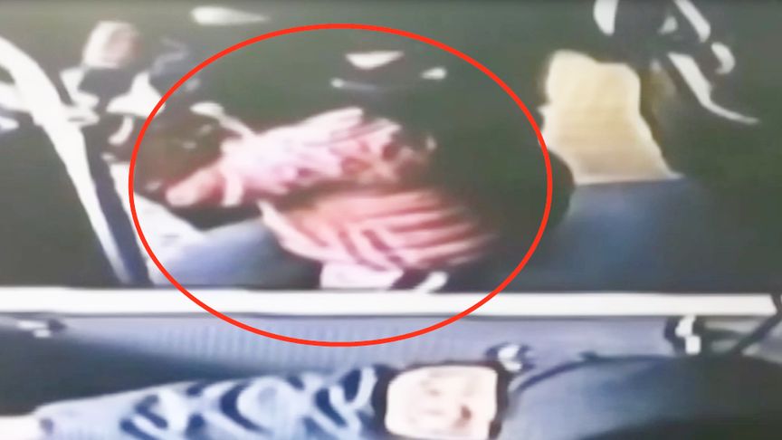 点赞!孩子晕车在公交上呕吐,母亲蹲下用手一点点清理干净