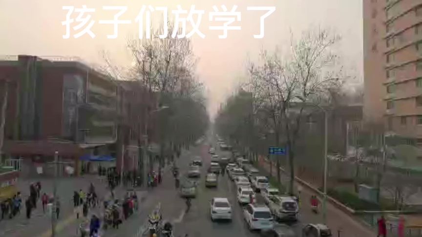 今天下午五点啦,放学了,小学生们从学校里高高兴兴的走出校门