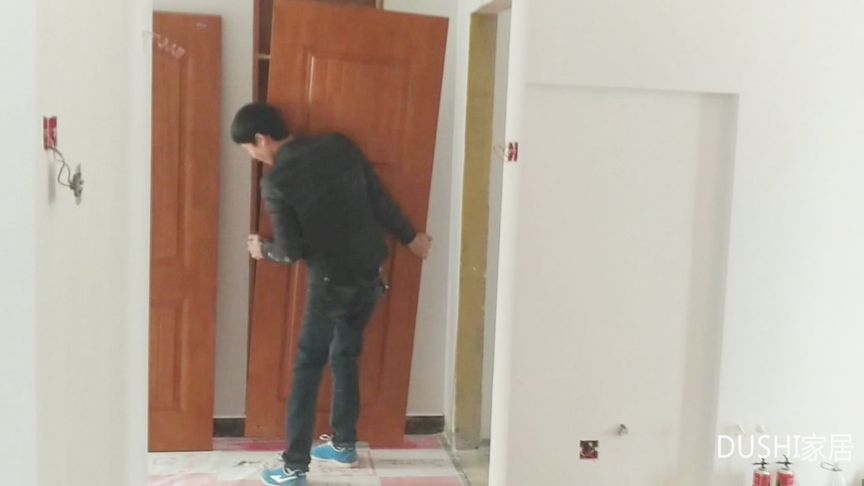 挑选的实木门是轻还是重好?看师傅现场搬运吃力的样子就觉得值了