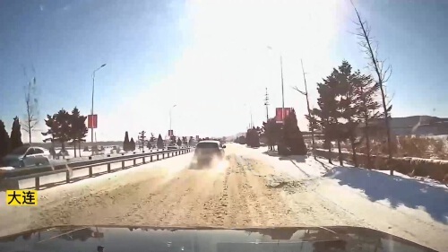 大连瓦房店一路段冰雪路面私家车交通事故详细报告