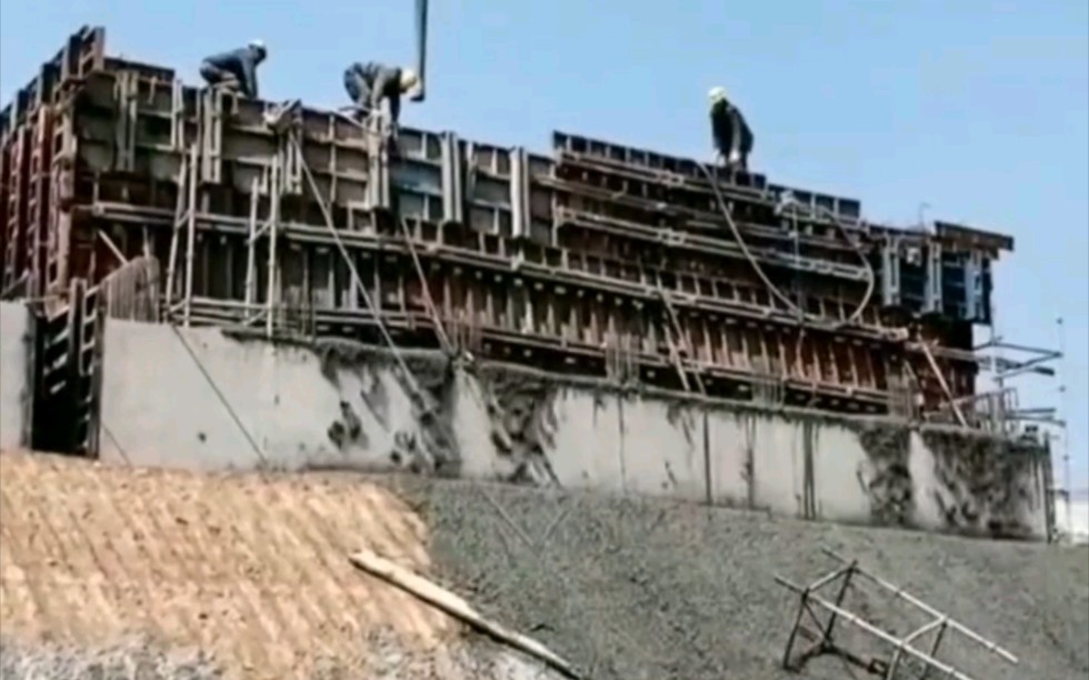 尴尬了!模板涨模后,原本是浇筑剪力墙的,现在变成做护坡了