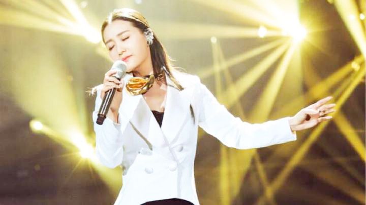 凤凰传奇《荷塘月色》曲美动人歌词优美过耳不忘,美极了