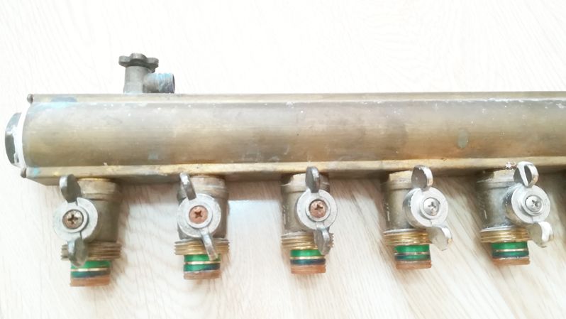 连续洗了三年地暖,可还是不热,把分水器拆下来才找到原因