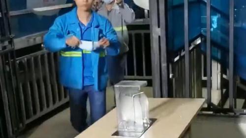 口罩用完记得要像这样弄破,可以防止二次传播!