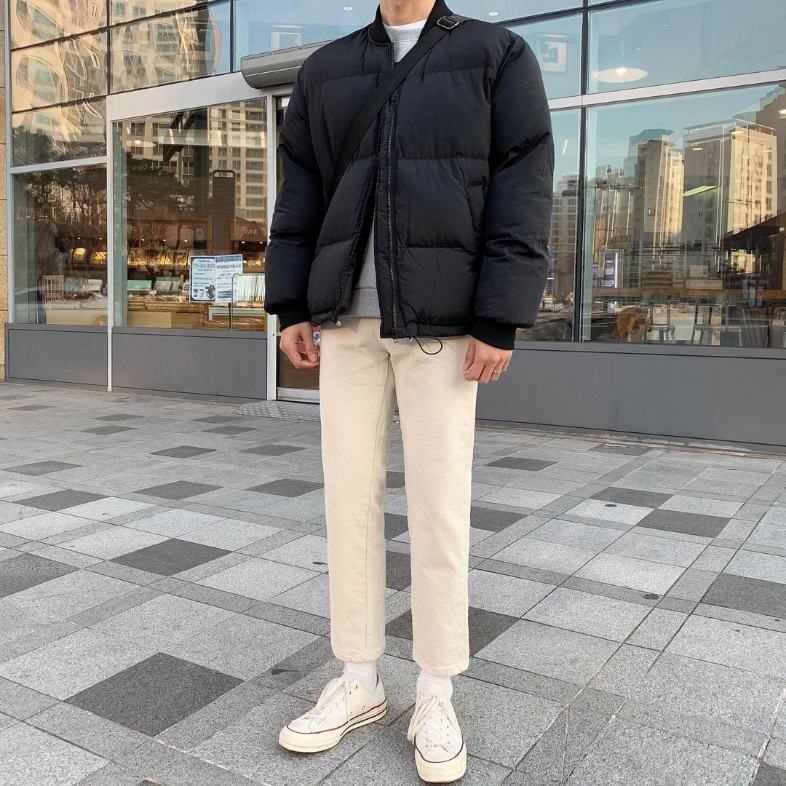 黑色羽绒服+灰色毛衣+白色休闲裤+白色帆布鞋