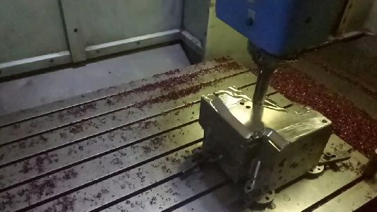 做模具CNC加工也慢辛苦的,现场加工工件过程中。