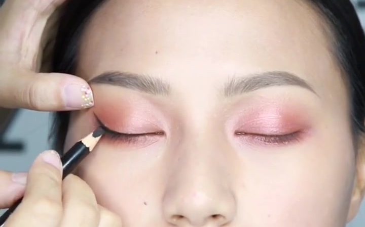 ...化妆培训学校 云南学化妆 普通人也有高级感! 企业号 抖音广告助手