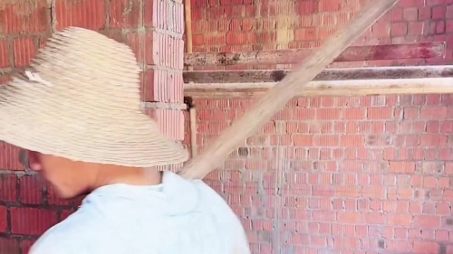 七伯七舅开始拆除厕所的模板和脚手架了