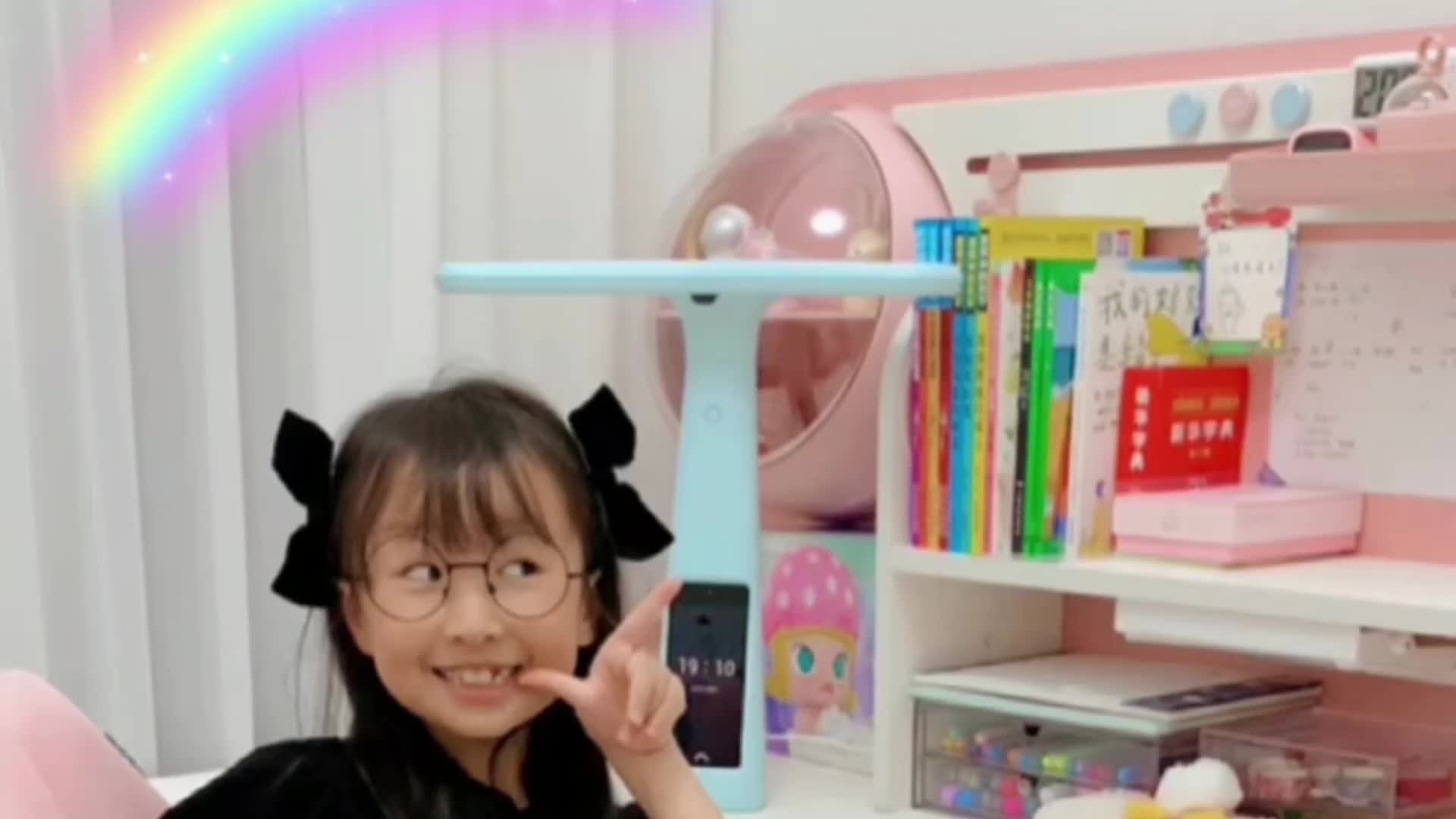 二年级小学生的书桌上都有些什么呢?