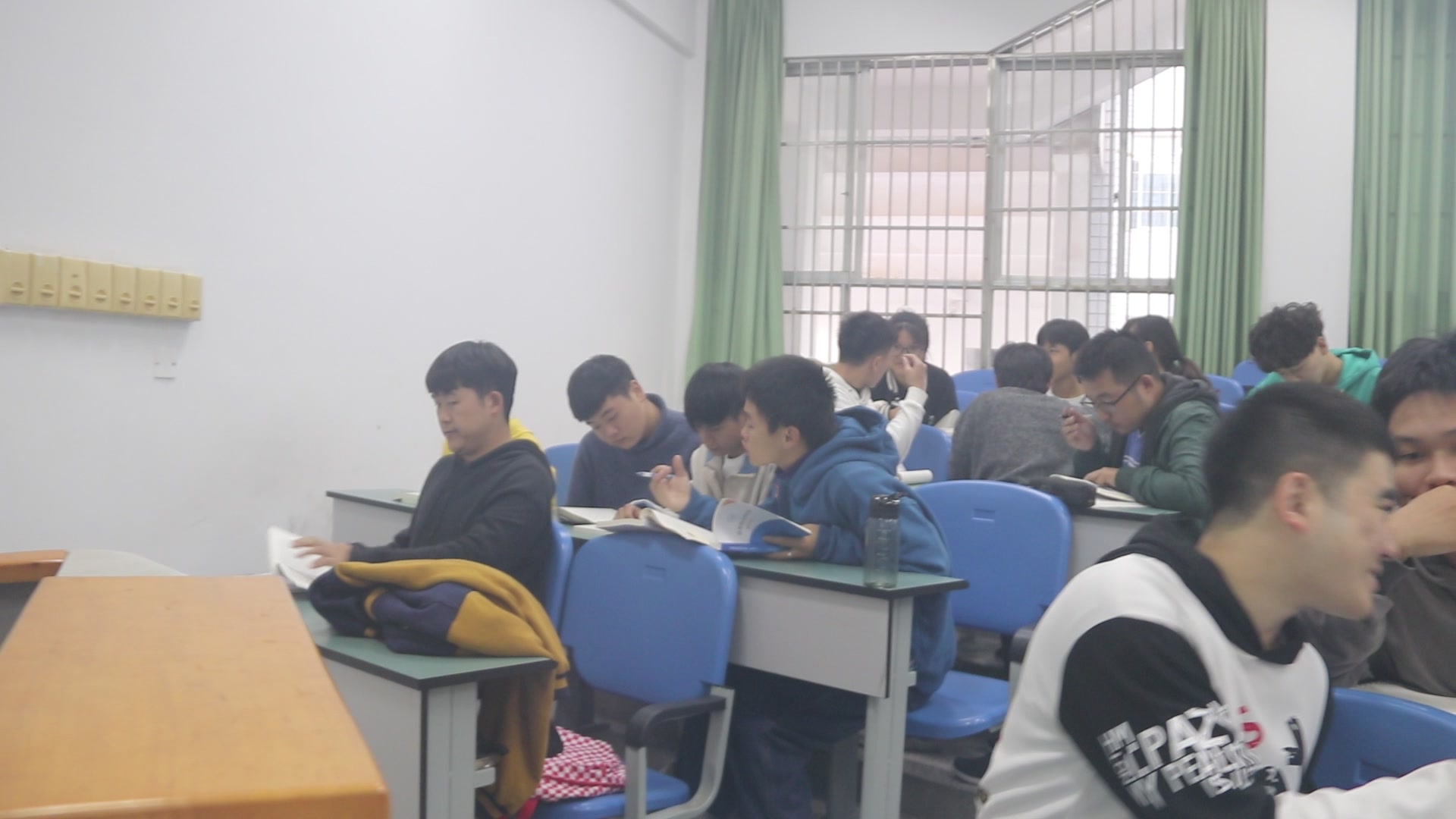 看我们同学们的小组讨论