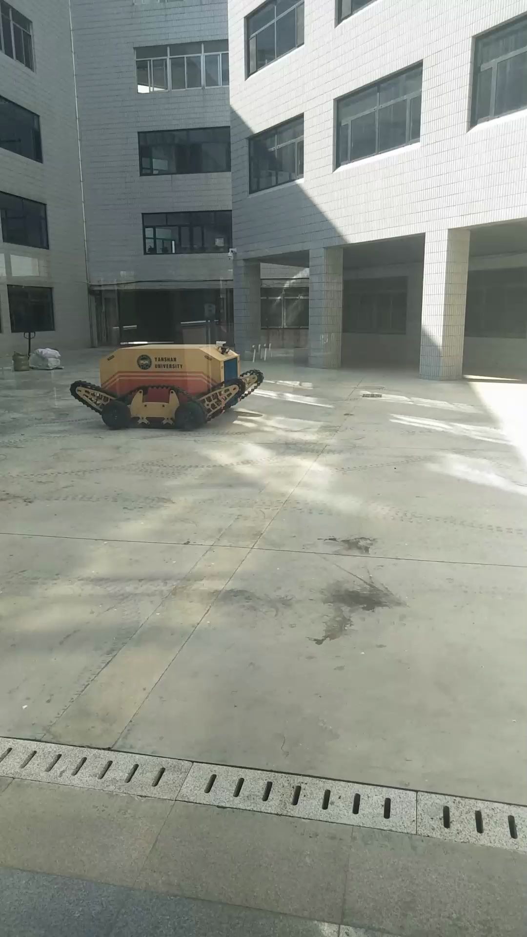 燕山大学轮履复合式环抱救援机器人