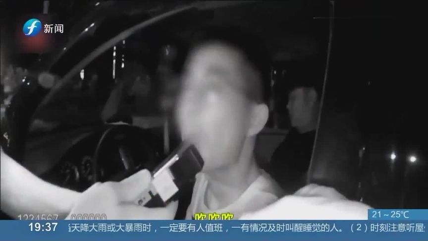 酒驾被扣驾驶证,家人将车开走,转眼就无证驾驶被交警碰上