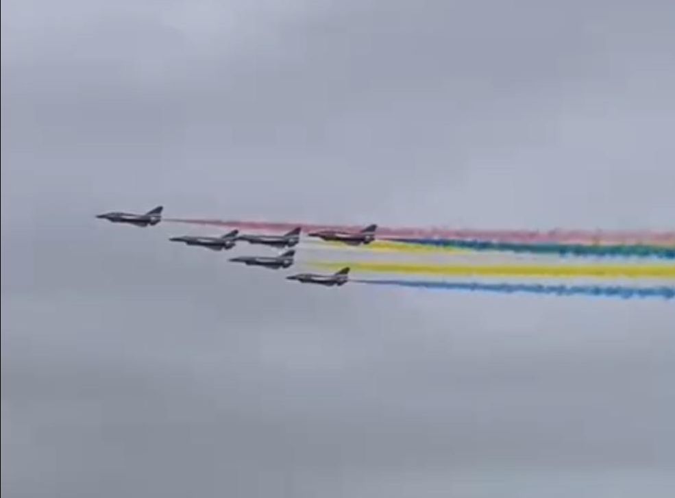 飞机来了!珠海航展公众日首日飞行表演,现场“哇”声一片