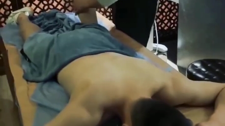 努力才可以改变生活。小腿肌肉拿揉推拿按摩精油SPA。均匀有力渗透...