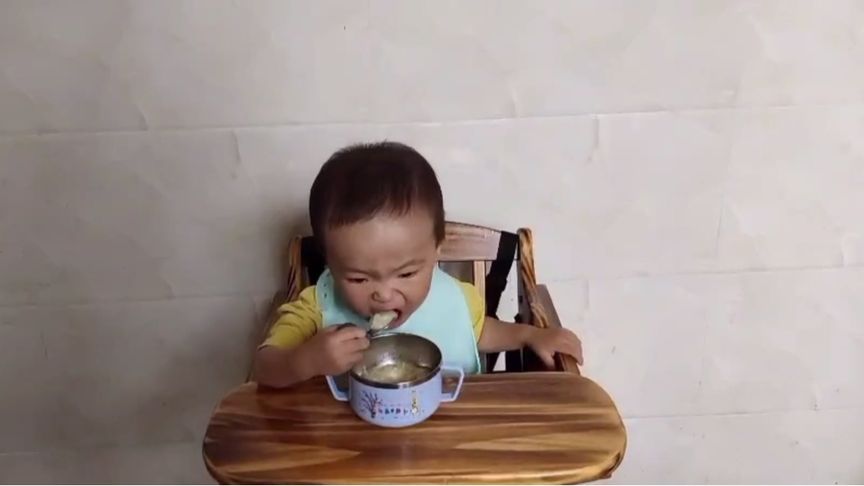 1岁9个月宝宝自主进食,的第7个月,孩子吃饭时间,可以做很多