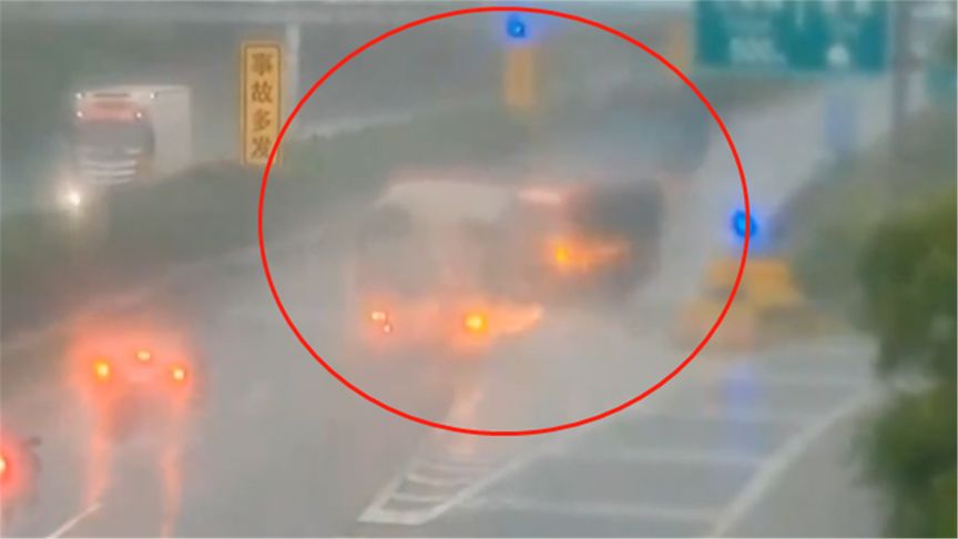 湖北武汉暴雨!货车高速急刹失控,引发三车事故!