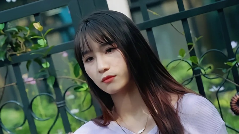 美女模仿星爷功夫桥段卖唱的,有点意思